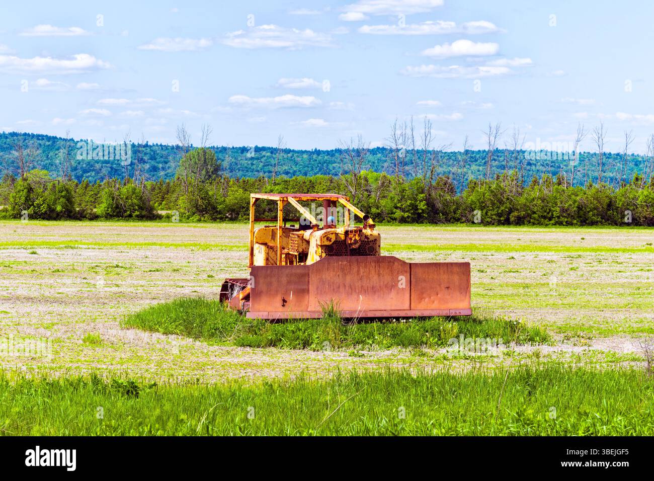 Rusted bulldozers hi-res stock photography and images - Alamy