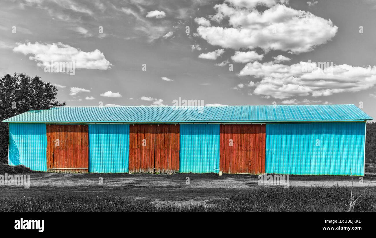 Blue sky barn hi-res stock photography and images - Alamy