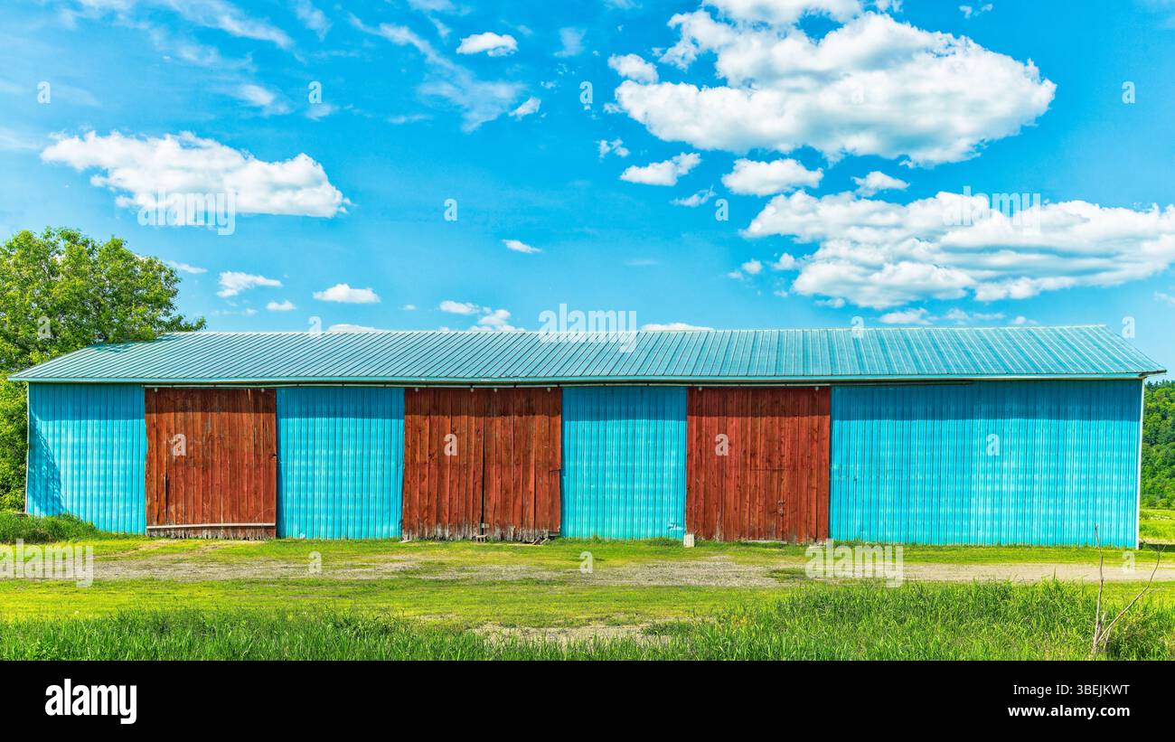 Blue sky barn hi-res stock photography and images - Alamy