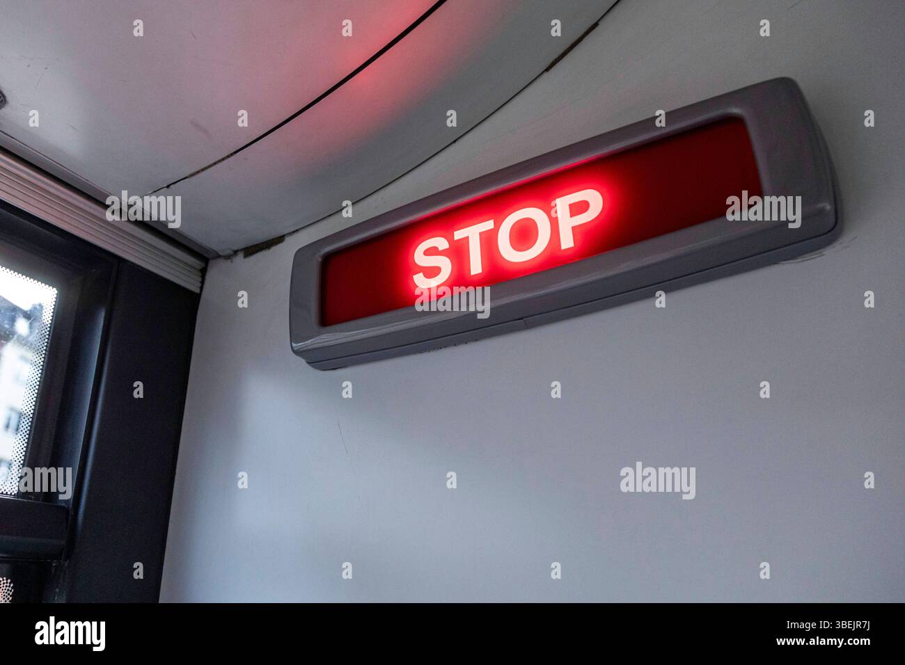 Stop, Anzeige für den nächsten Halt in einem Linienbus *** Stop ...