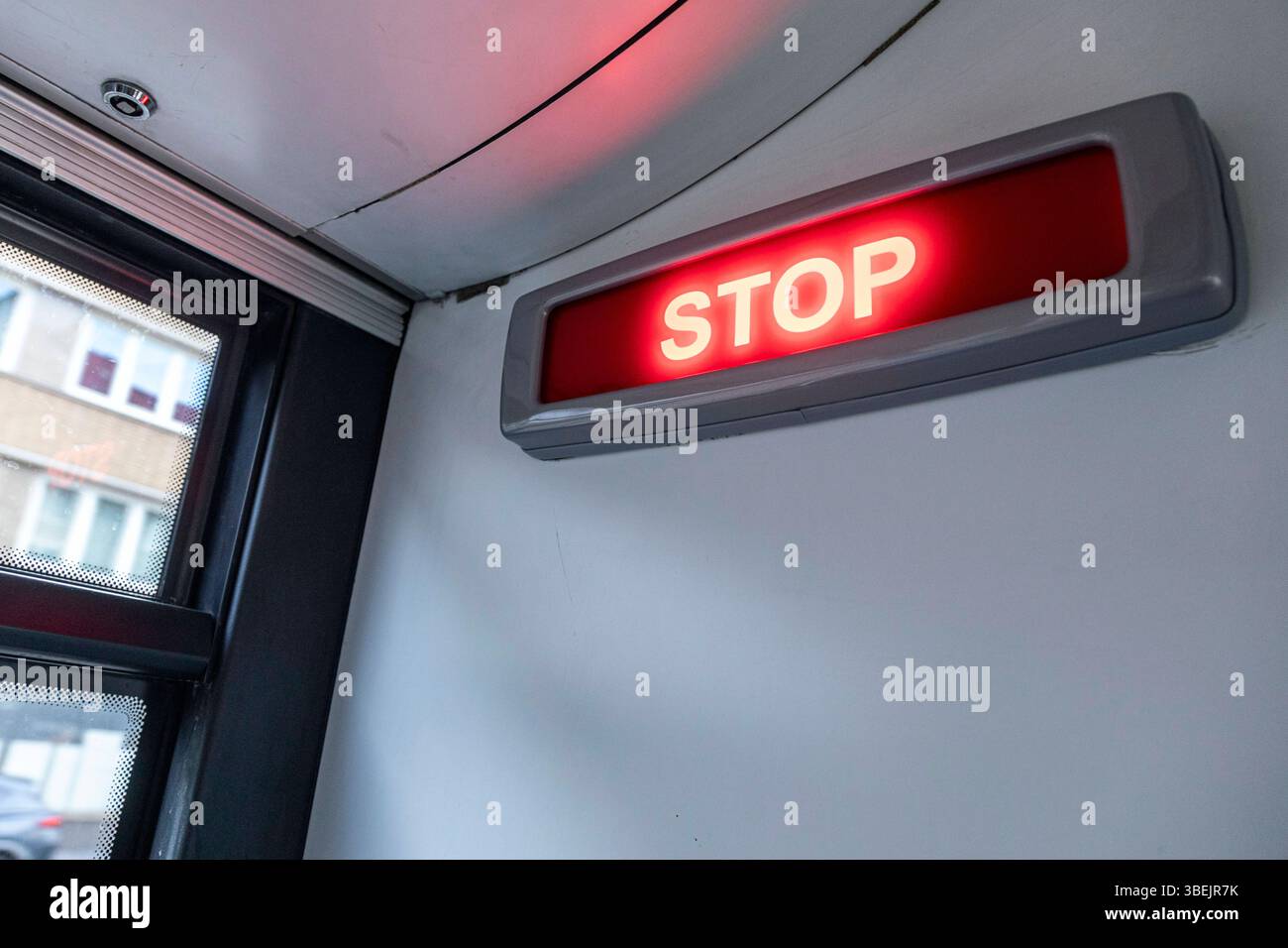 Stop, Anzeige für den nächsten Halt in einem Linienbus *** Stop ...