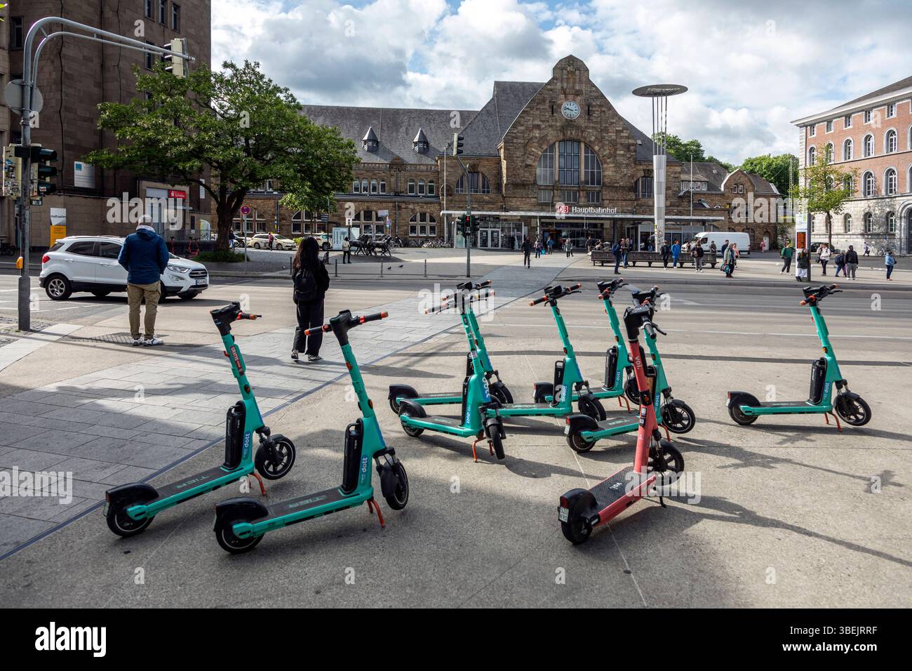 E-Roller am Bahnhofplatz vor dem Hauptbahnhof - Aachen, Nordrhein-Westfalen, Deutschland *** E ...