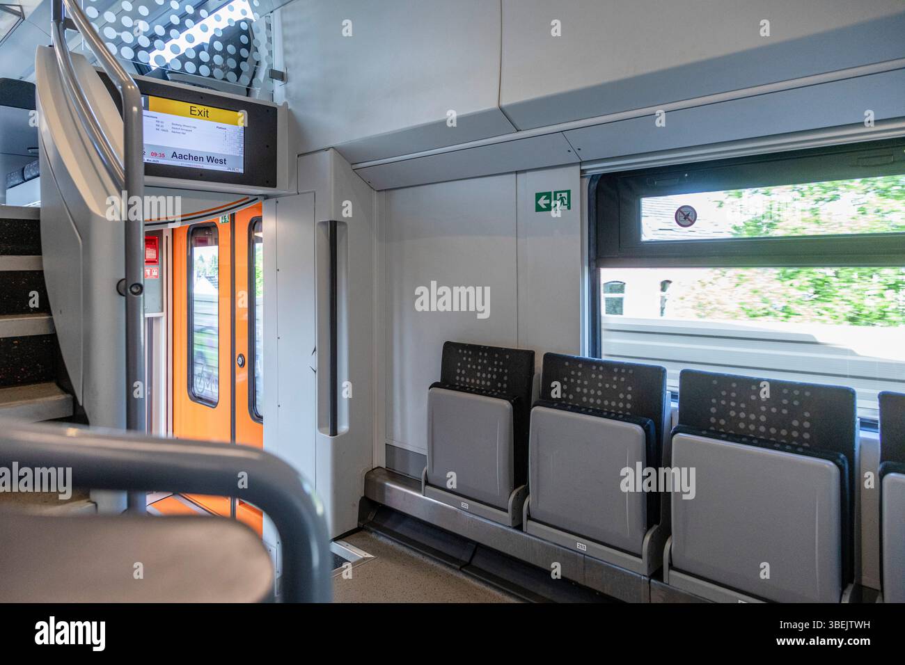 Double-decker carriage of the Regional Express RE4 to Aachen Stock ...