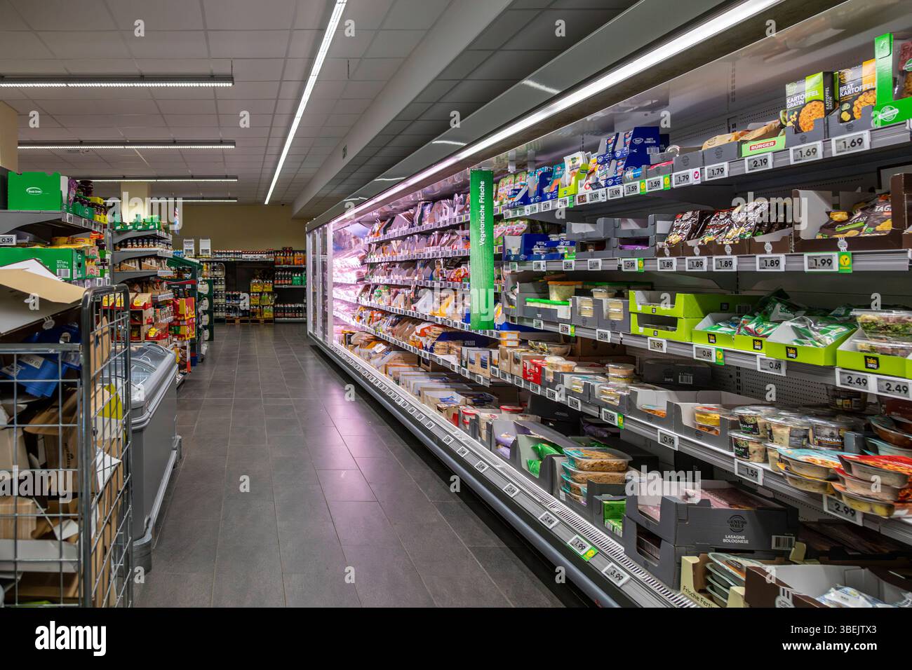 Regale im Supermarkt, Discounter *** Shelves in supermarkets, discount ...