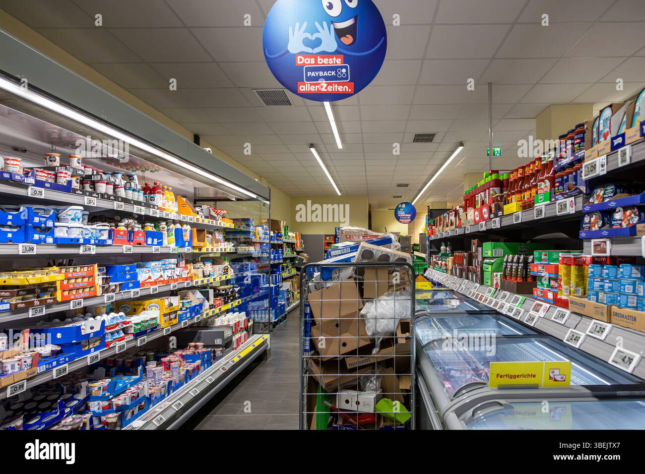 Regale im Supermarkt, Discounter *** Shelves in supermarkets, discount ...