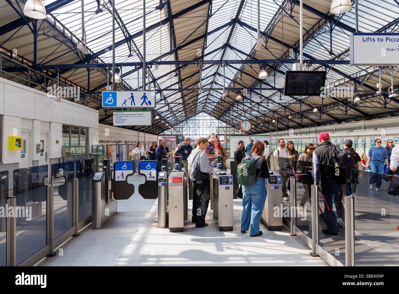 Ticket machines, Earl's Court underground station, London, England, UK ...