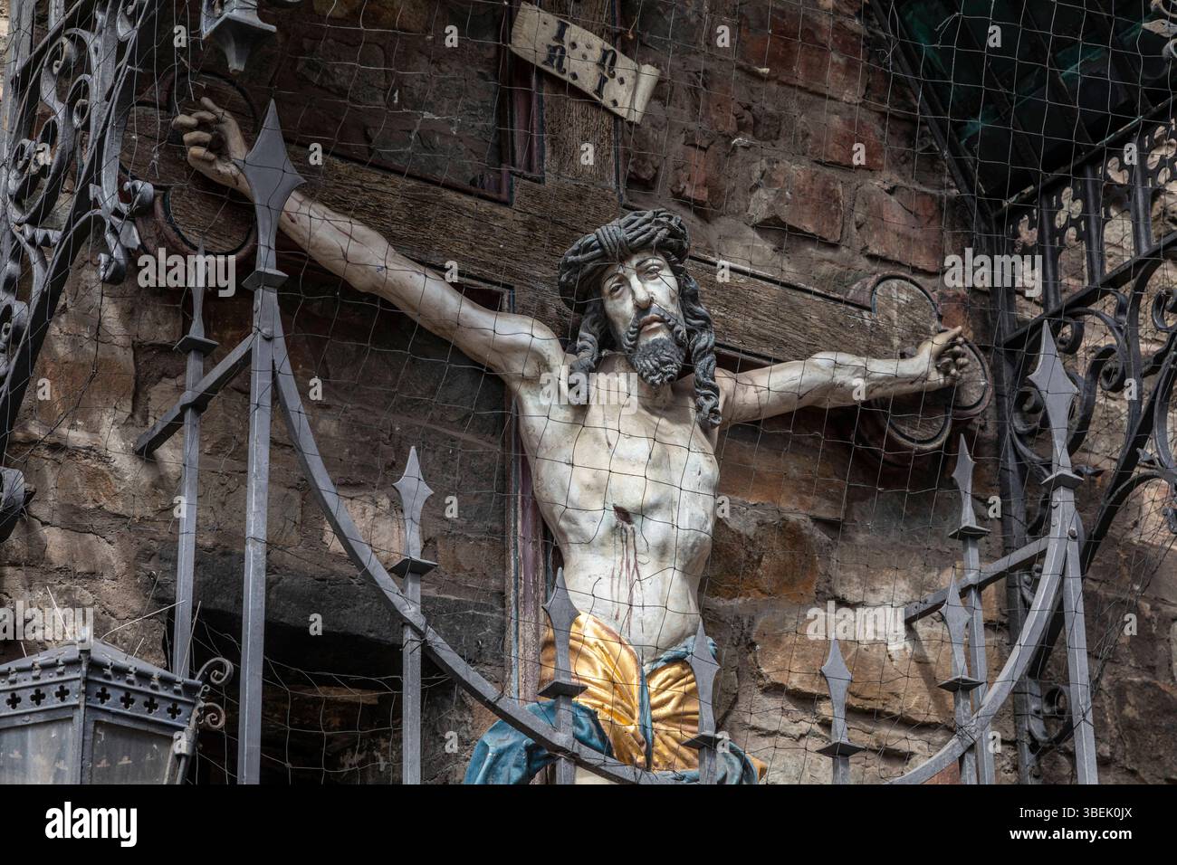 Statue und Schrein der Kreuzigung Jesus am Aachener Rathaus - Aachen ...