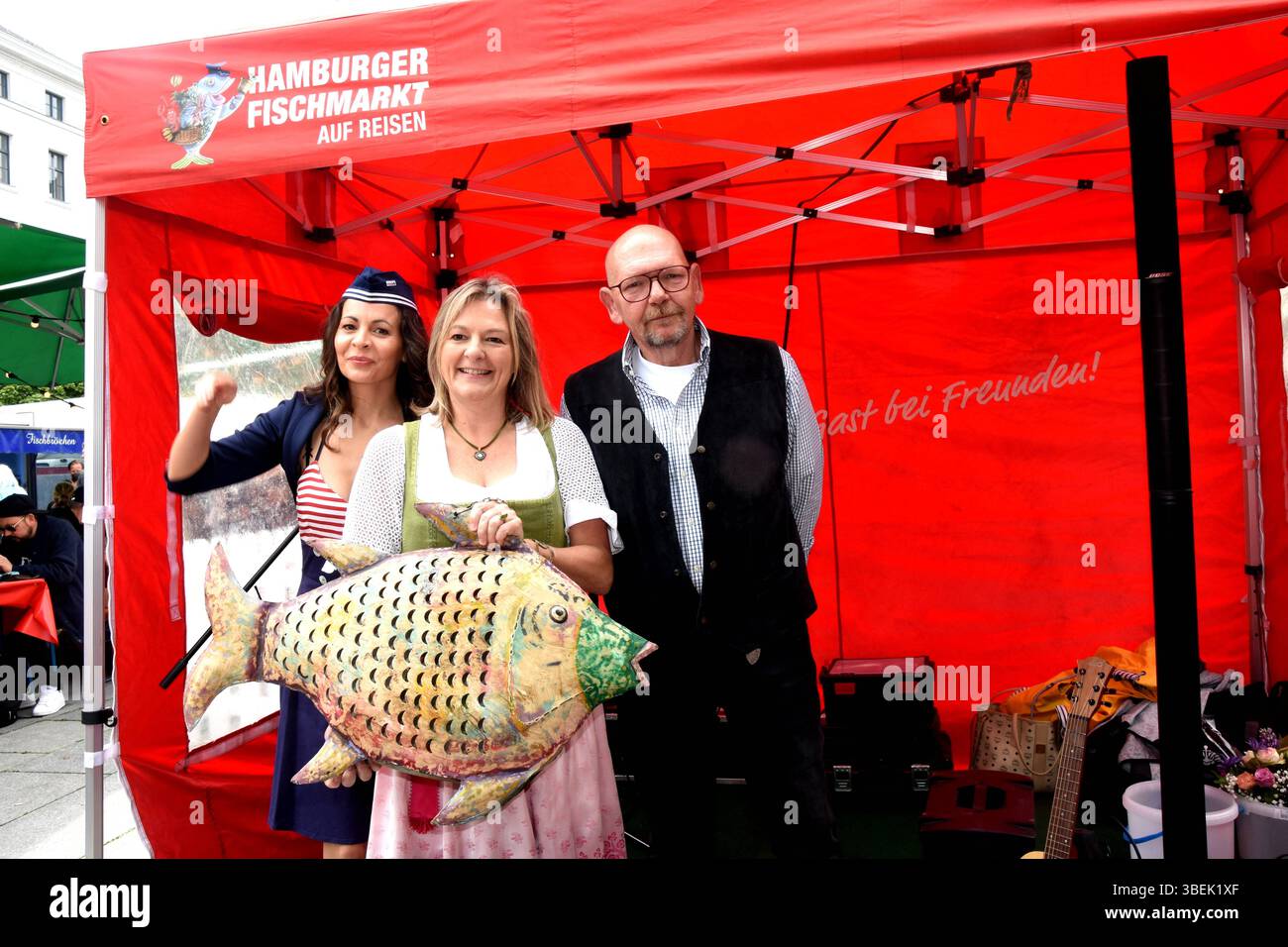 Nathalie Tineo Saengerin Moderatorin Anja Berger Stadtraetin Klaus ...