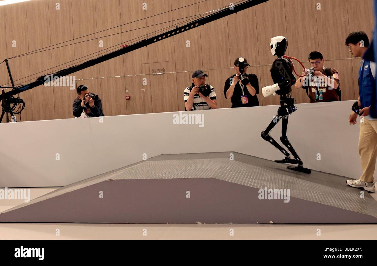 (250529) -- SHANGHAI, May 29, 2025 (Xinhua) -- A robot competes in the ...