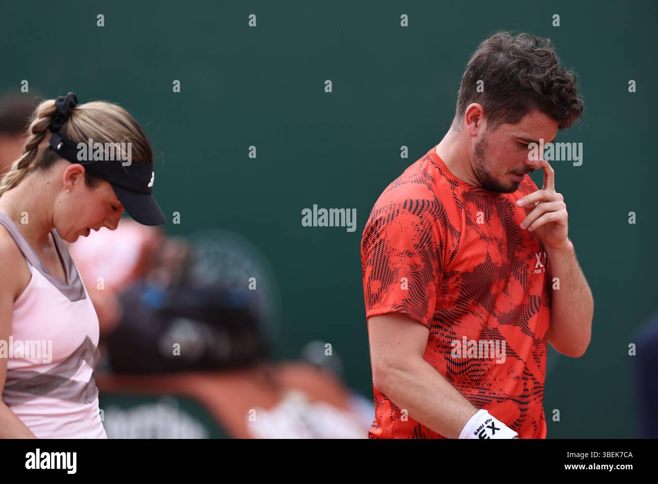 (250529) -- PARIS, May 29, 2025 (Xinhua) -- Julie Belgraver (L)/Luca ...