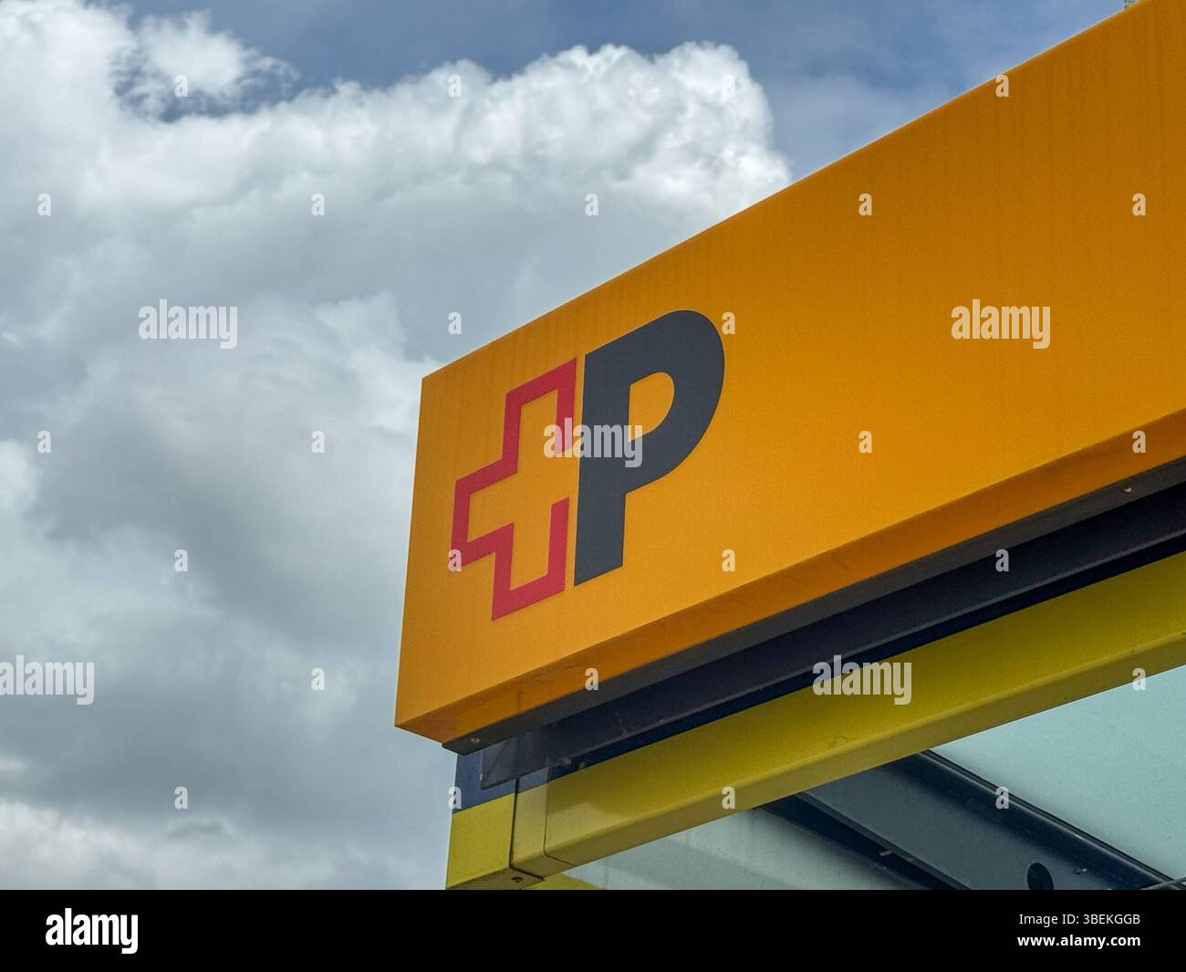 Schweiz, Europa: Gelbes Logo der Schweizerischen Post Die Post mit ...