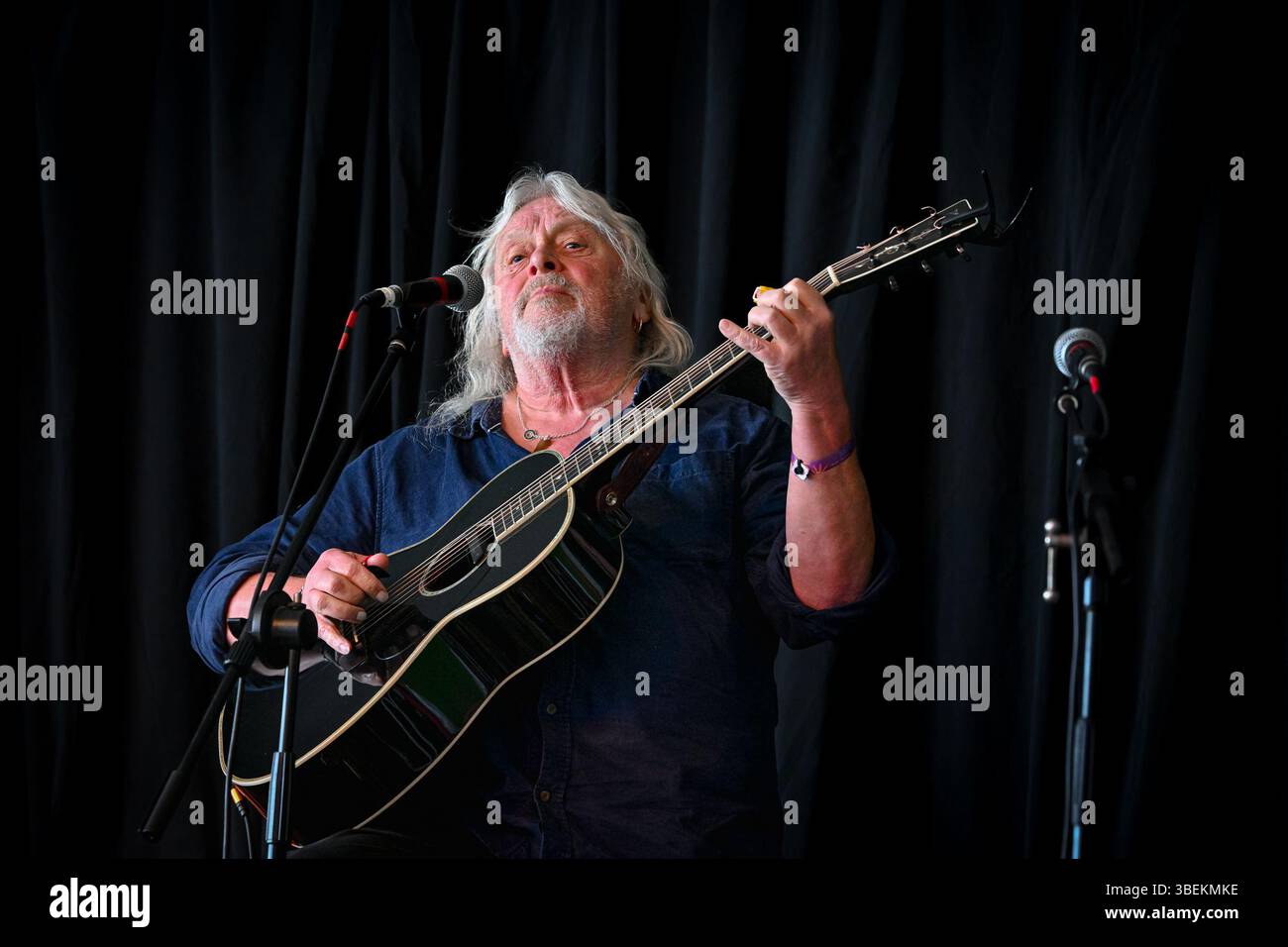Phil beer musician hi-res stock photography and images - Alamy