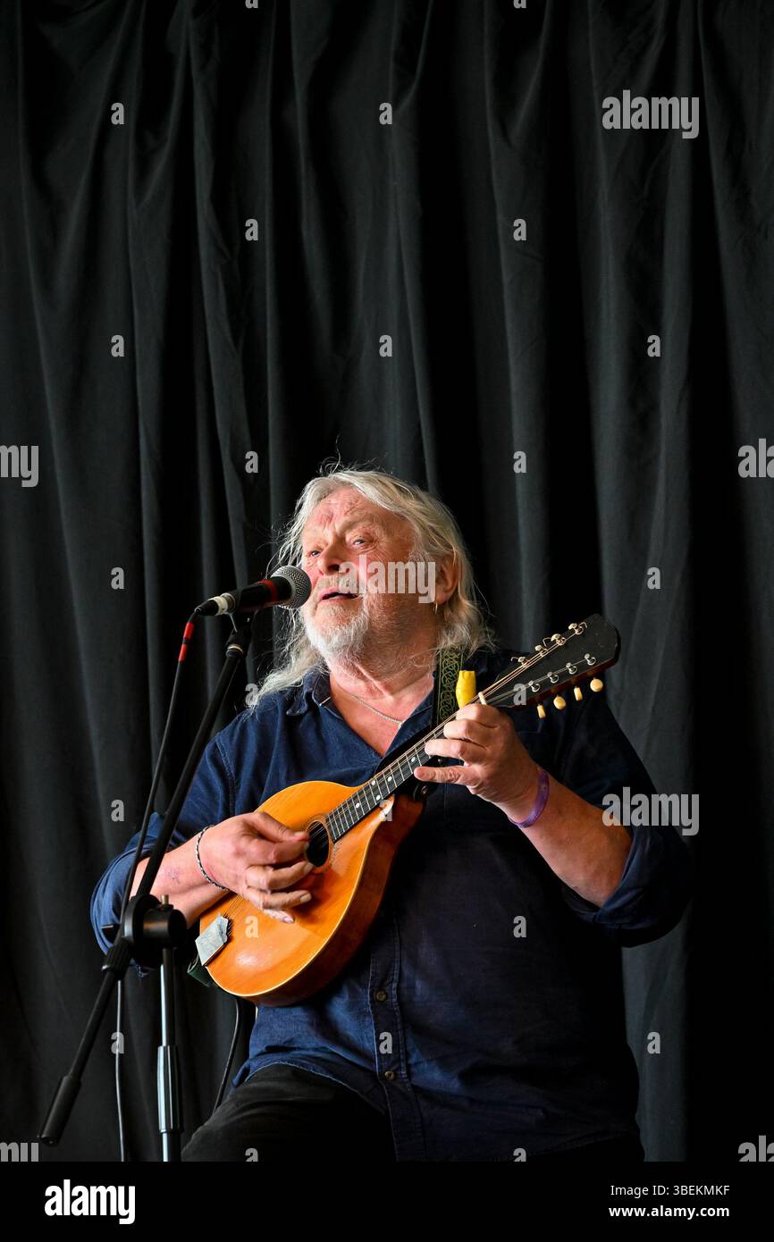 Phil beer musician hi-res stock photography and images - Alamy