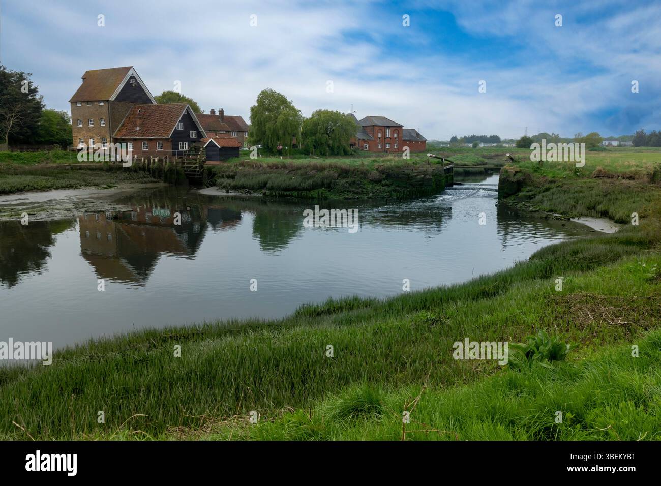 Looking over the river Crouch at Battlesbridge in Essex Stock Photo - Alamy