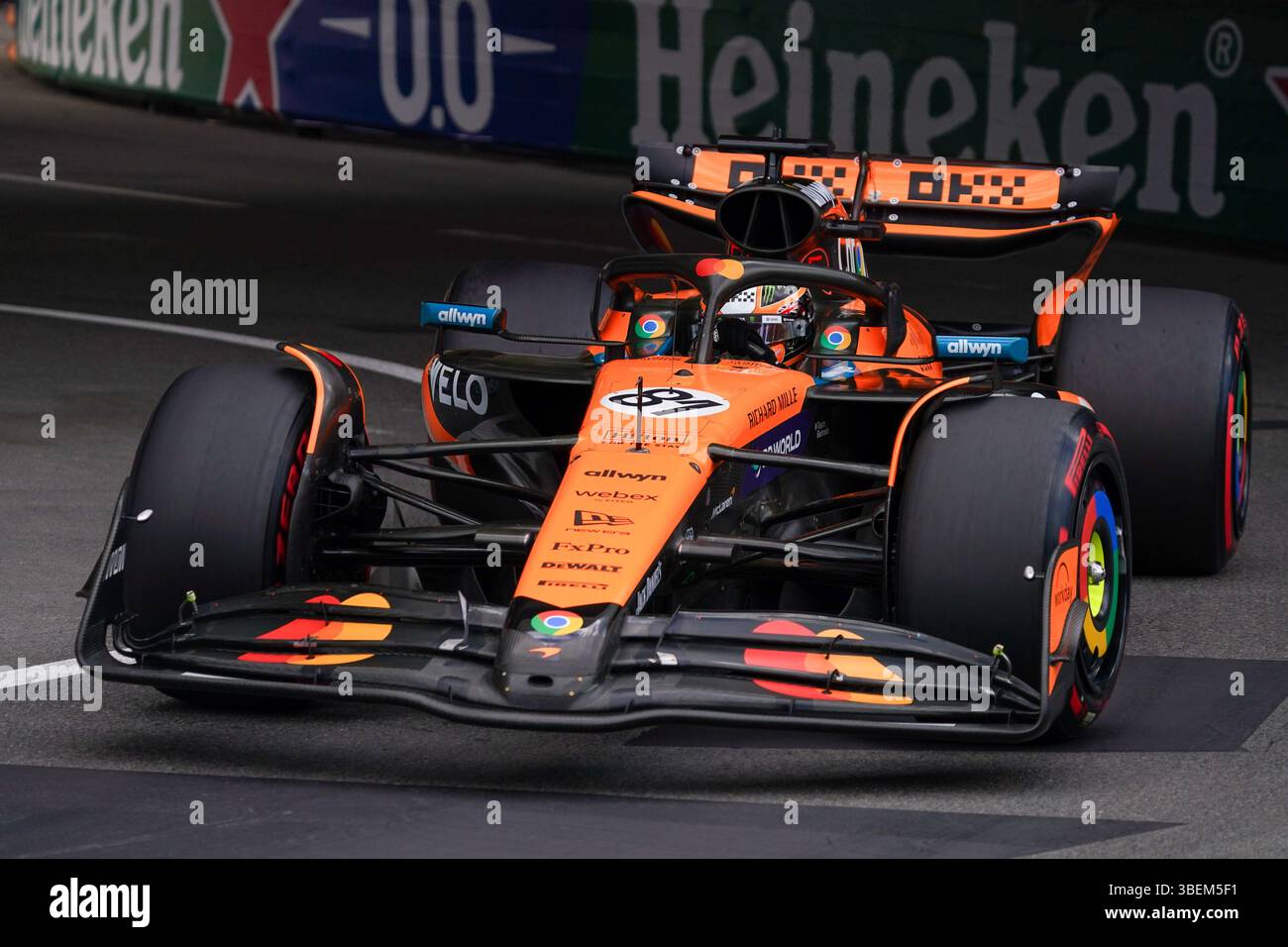 Oscar Piastri of Australia driving the (81) McLaren F1 Team MCL39 ...