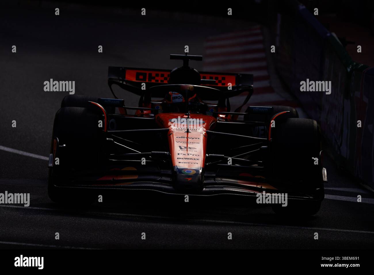 Oscar Piastri of Australia driving the (81) McLaren F1 Team MCL39 ...