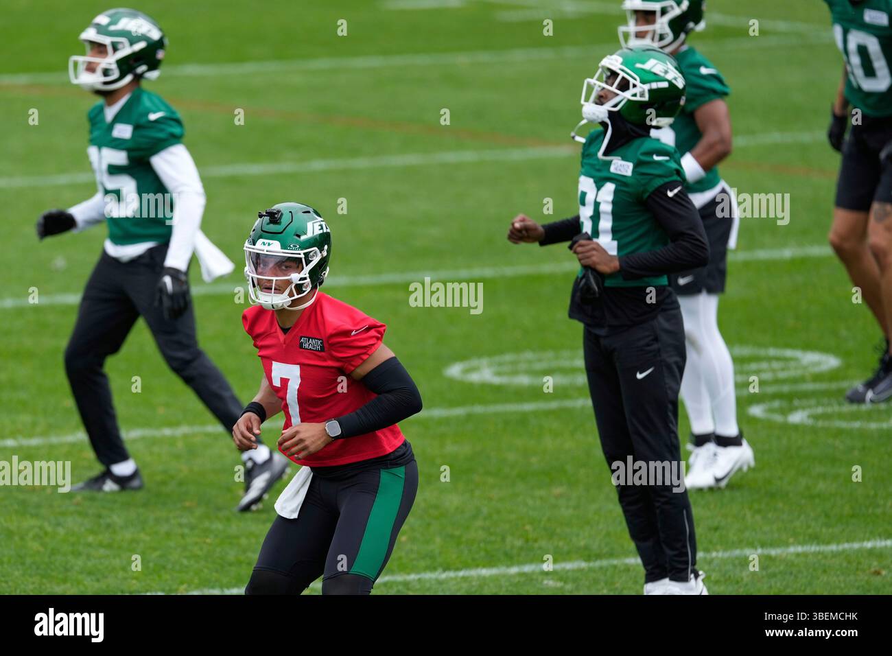 New York Jets quarterback Justin Fields (7) participates during an NFL ...