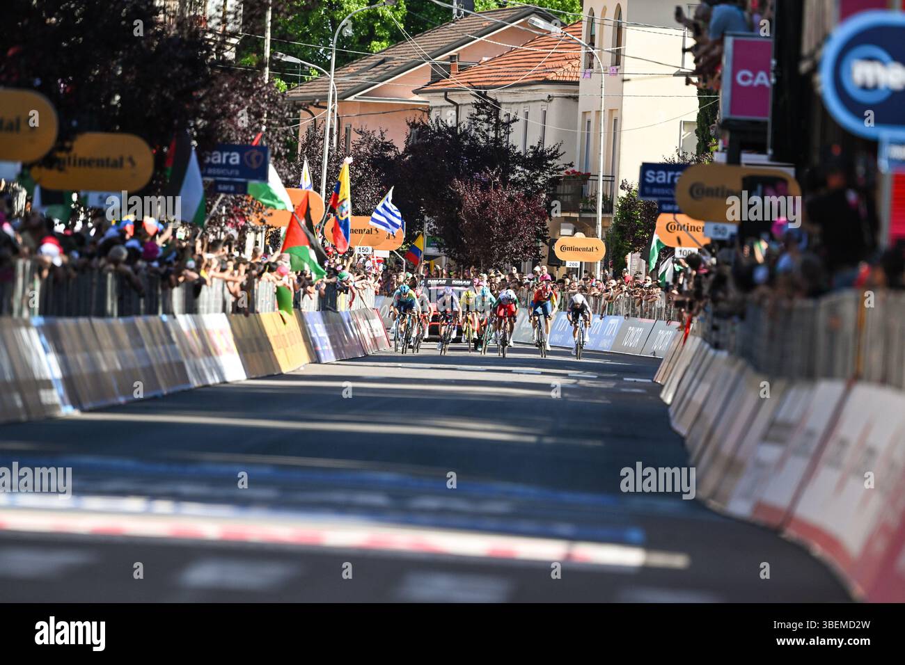 CESANO MADERNO, ITALY - MAY 29: A general view of the peloton passing ...