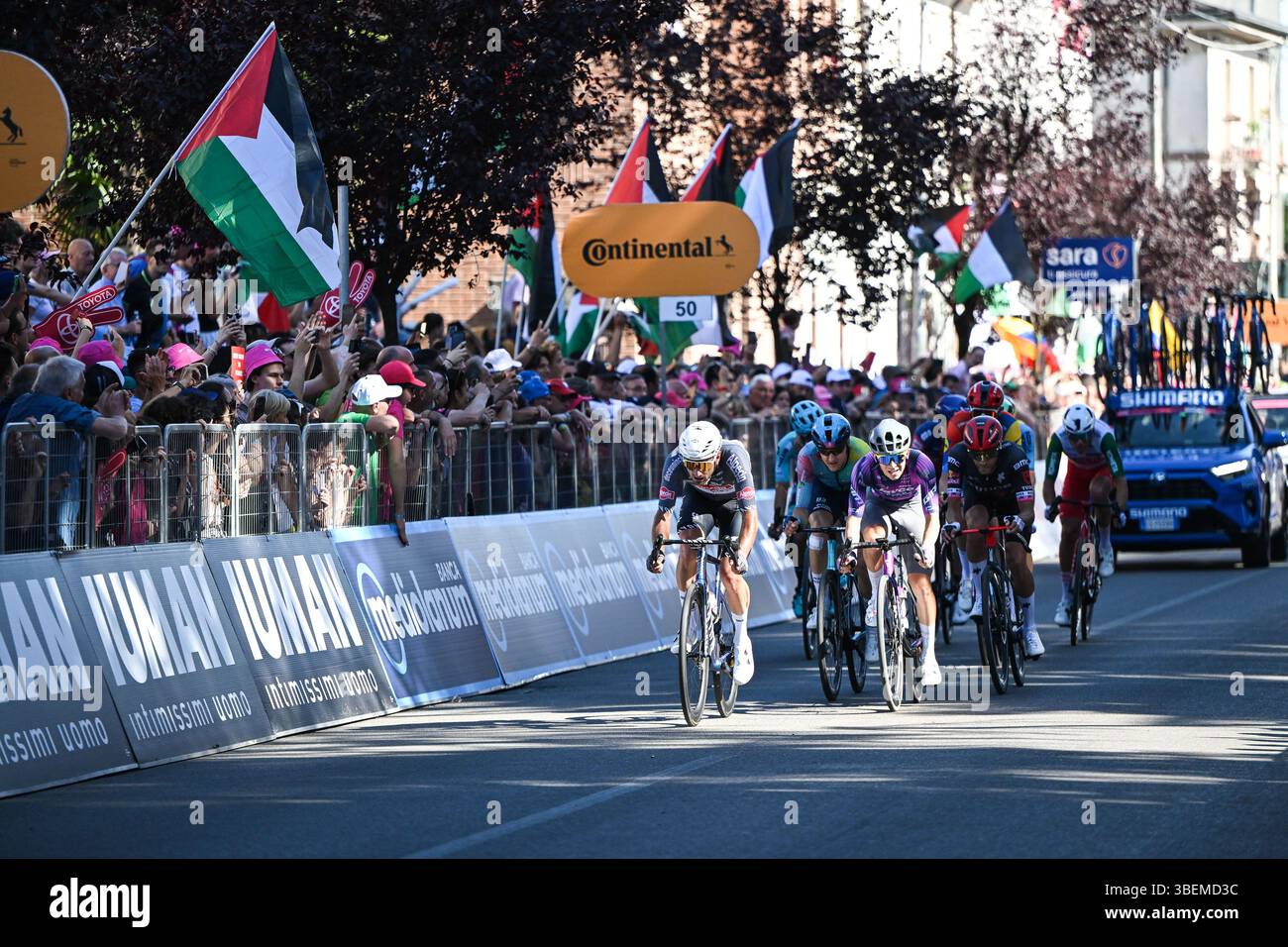 CESANO MADERNO, ITALY - MAY 29: A general view of the peloton passing ...
