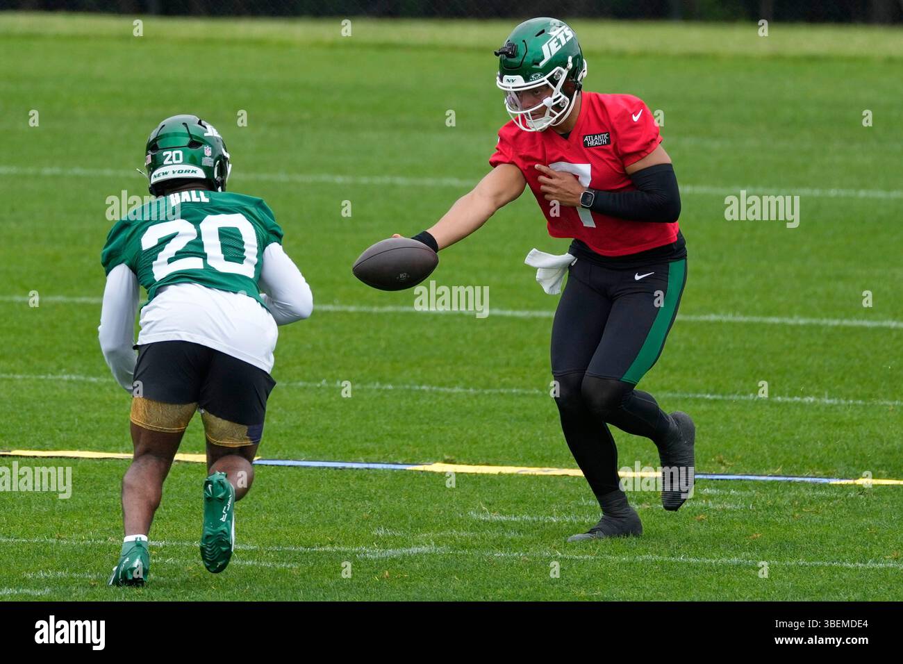 New York Jets quarterback Justin Fields (7) hands off to Breece Hall ...