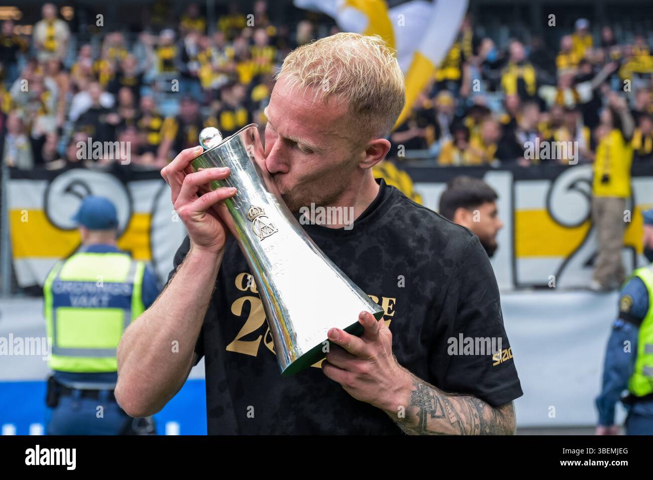 250529 Häckens Mikkel Rygaard Jensen jublar med Gustaf VI Adolfs pokal efter finalen i Svenska ...