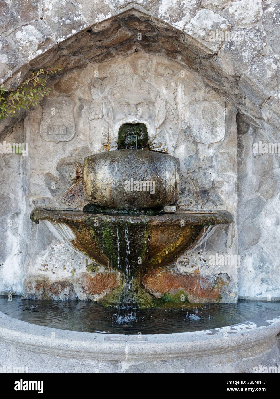 Water fountain barrel shape hi-res stock photography and images - Alamy