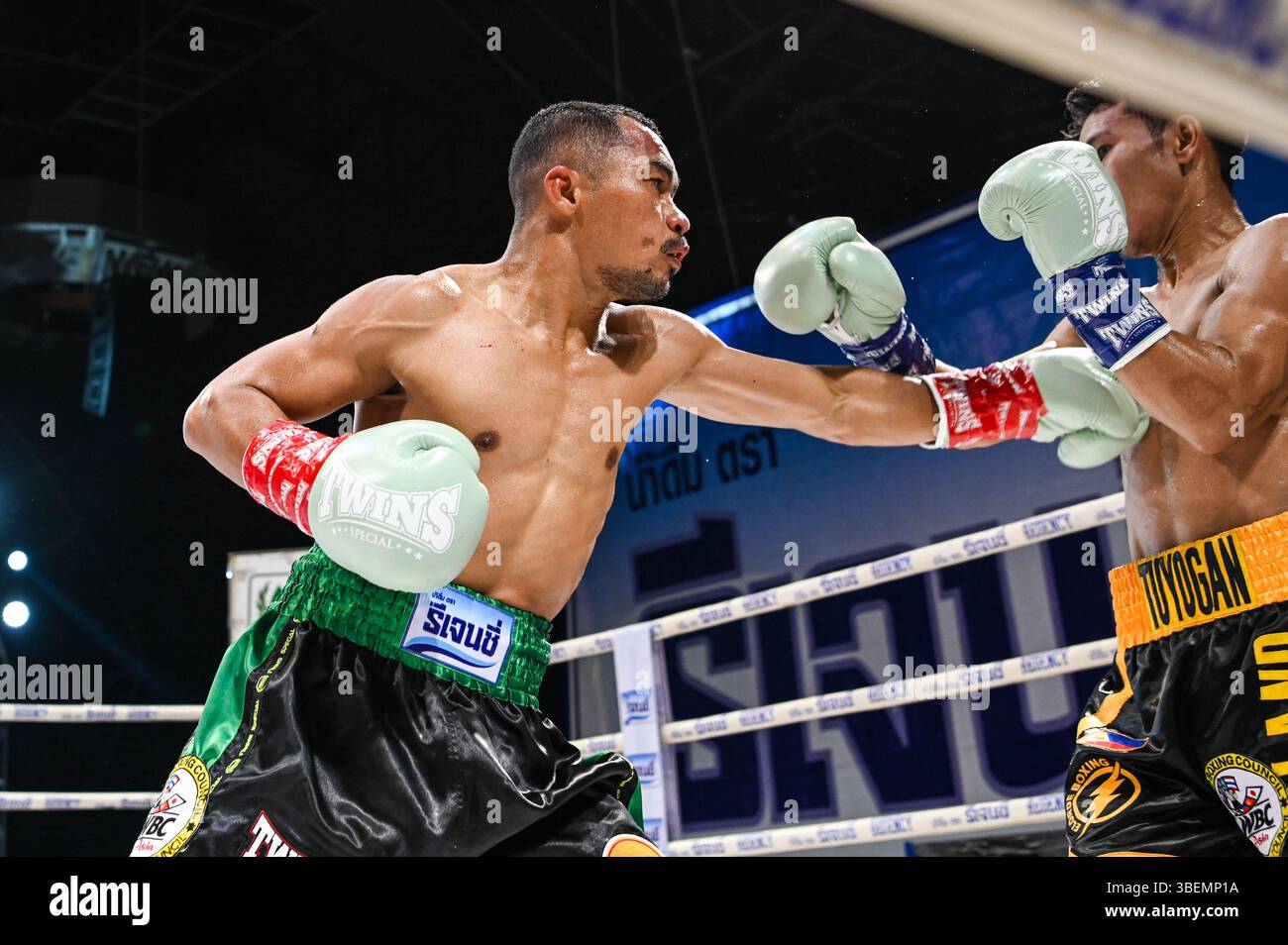 Rangsit, Thailand. 28th May, 2025. Thammanoon Niyomtrong (L) and Roland ...
