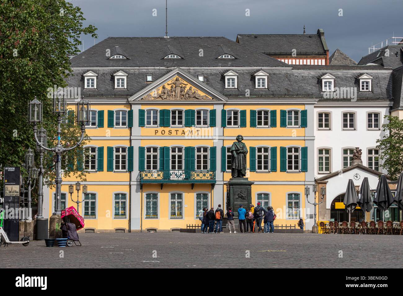 Beethovendenkmal auf dem Münsterplatz vor dem alten Postamt Bonn ...