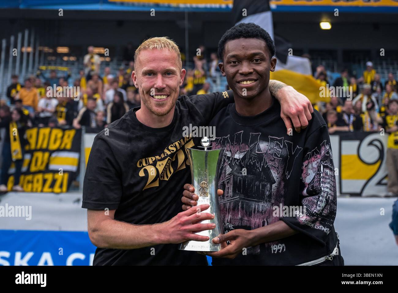250529 Häckens Mikkel Rygaard Jensen jublar med Gustaf VI Adolfs pokal efter finalen i Svenska ...