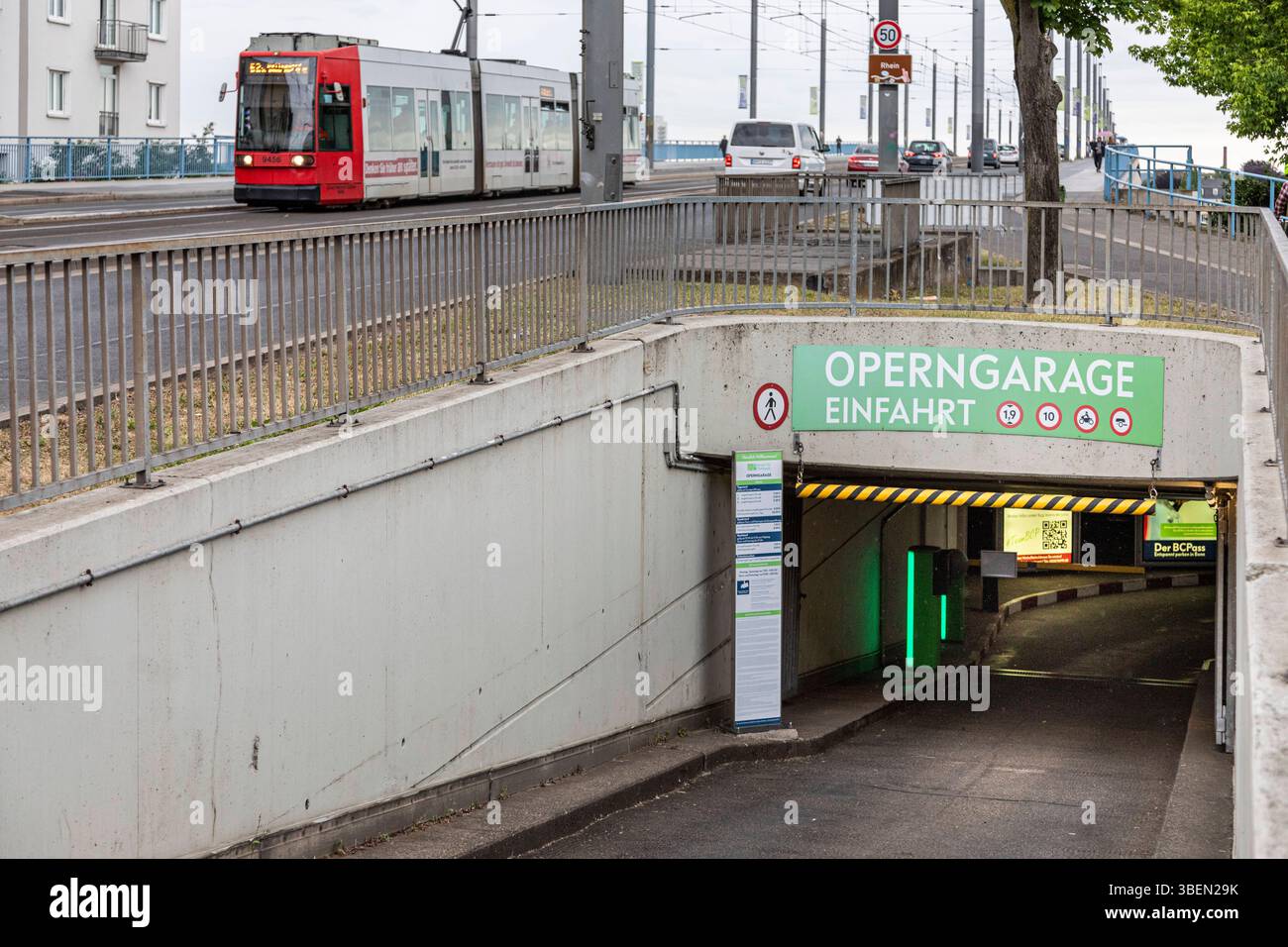Einfahrt in die Operngarage an der Kennedybrücke Bonn, Nordrhein ...