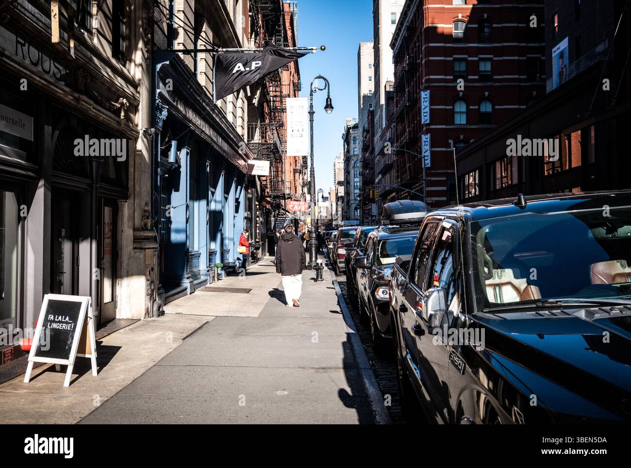 Detailed classic street scene of Manhattan, New York Stock Photo - Alamy