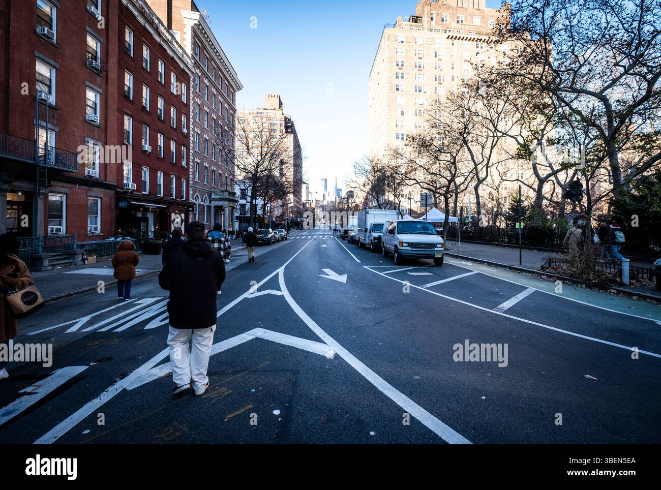 Detailed classic street scene of Manhattan, New York Stock Photo - Alamy