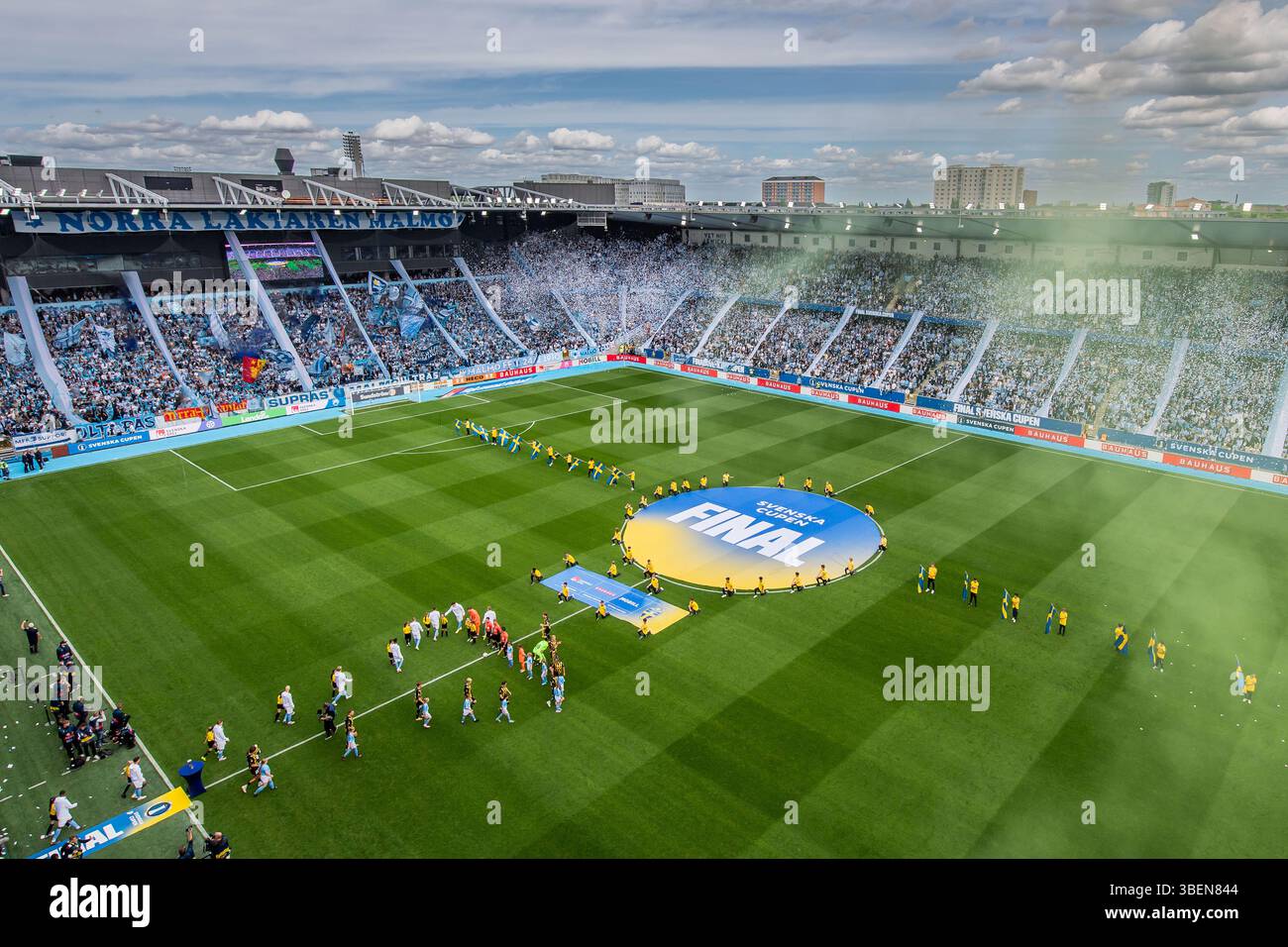 250529 Häckens och Malmö FFs spelare gör entré under finalen i Svenska Cupen mellan Malmö FF och ...