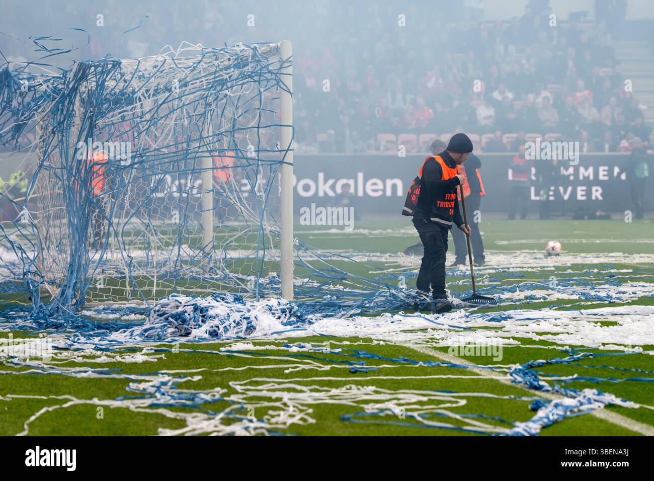After 20 minutes, FCK's fans unleash confetti and pyro during the Cup ...