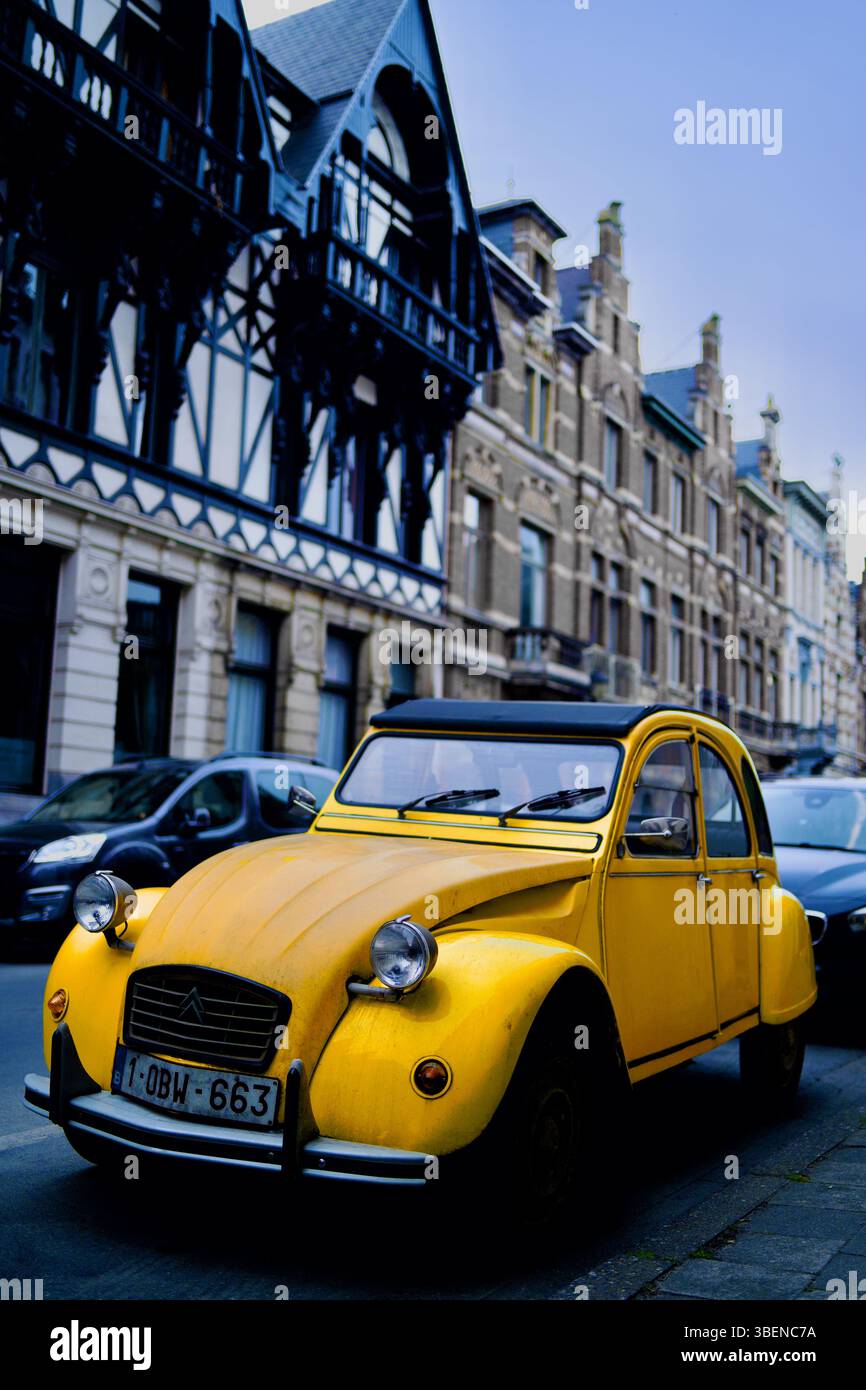 Yellow Oldtimer Citroën 2CV Stock Photo - Alamy