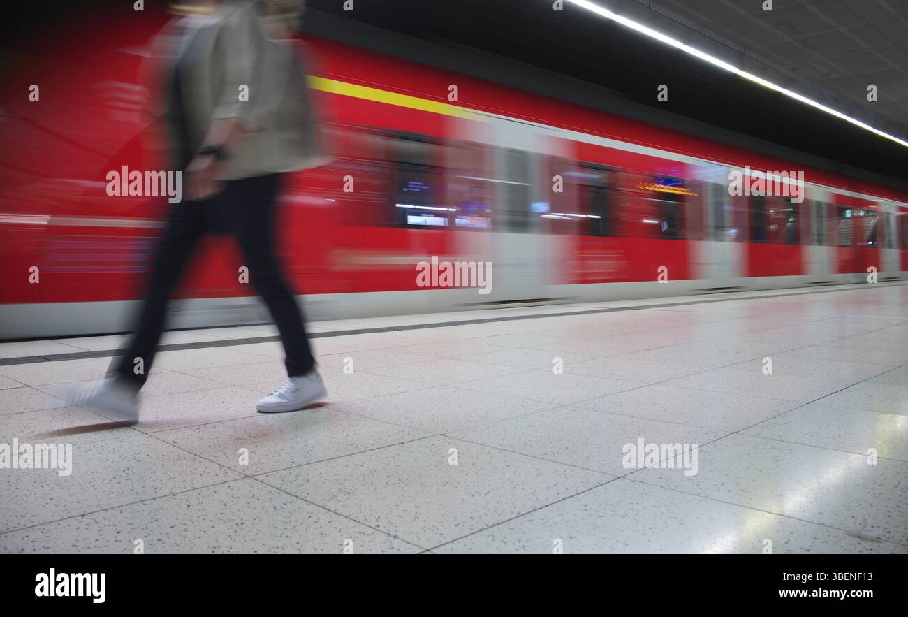Underground arriving S-Bahn, train, class 420 in traffic red, platform ...