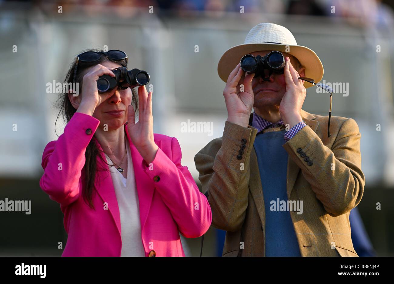 Sandown Park Racecourse, Esher, England. 29 May, 2025. Two racegoers ...