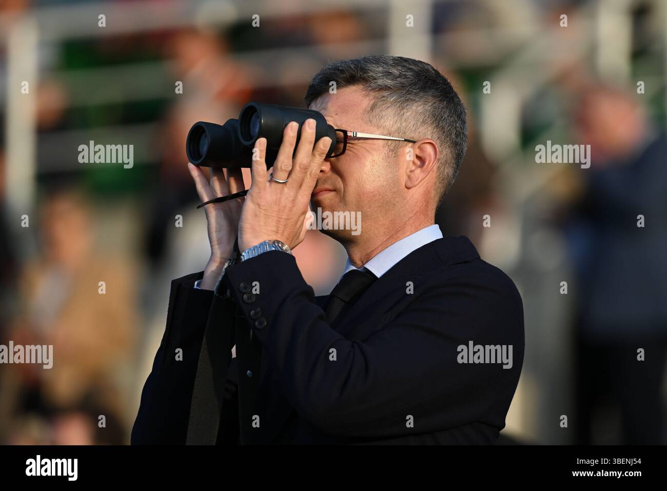 Sandown Park Racecourse, Esher, England. 29 May, 2025. A racegoers ...