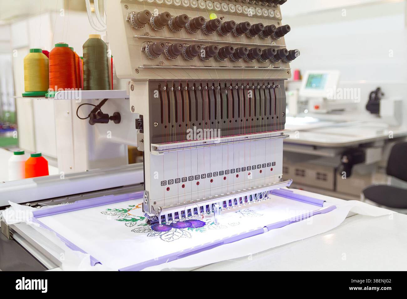 Modern and automatic high technology sewing machine for textile or ...