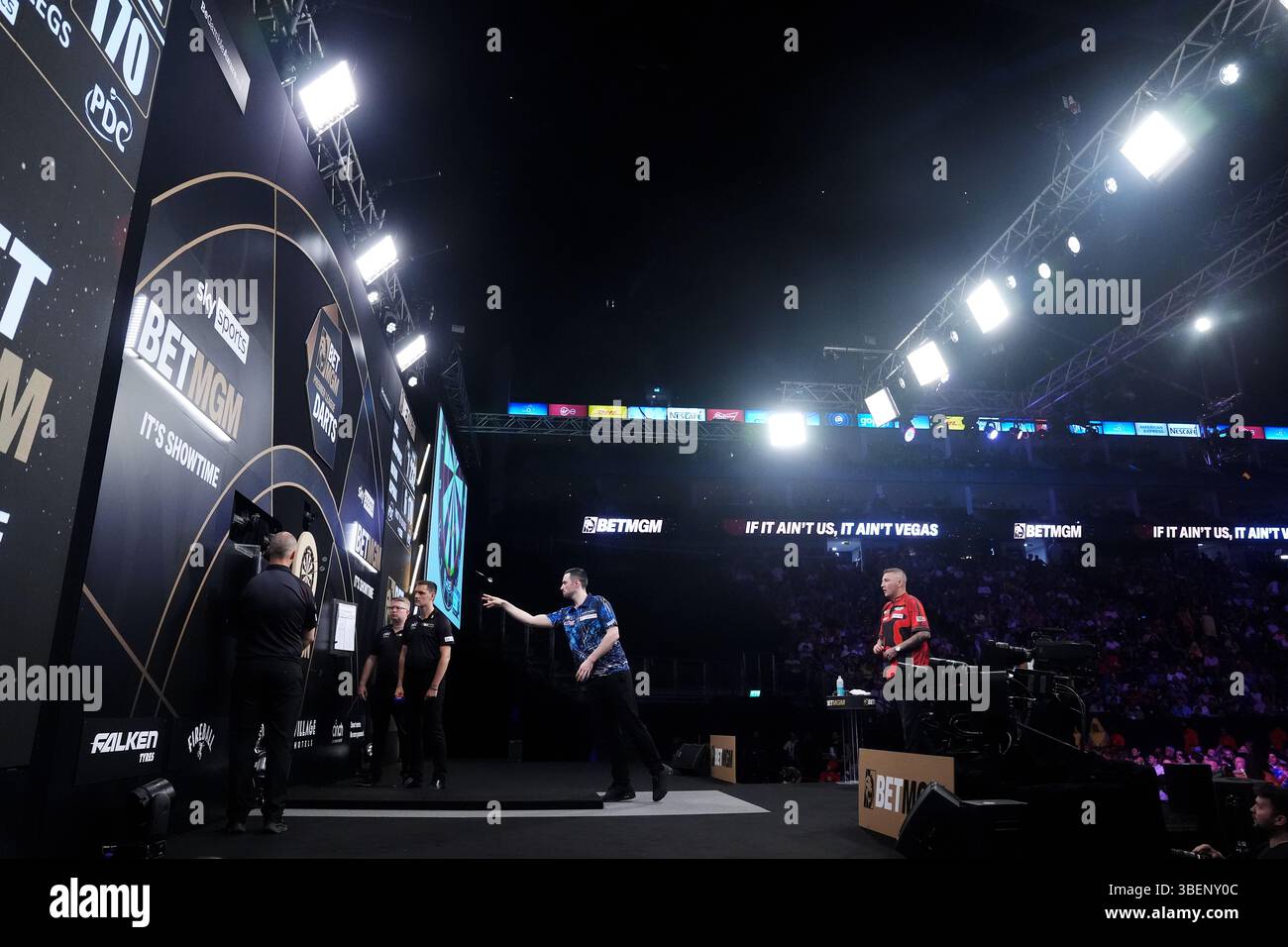 A general view of Luke Humphries in action against Nathan Aspinall ...