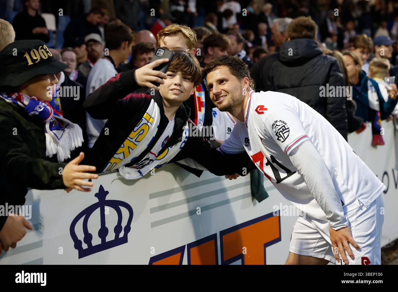 VELSEN - Telstar player Tom Overtoom takes a photo with supporters ...
