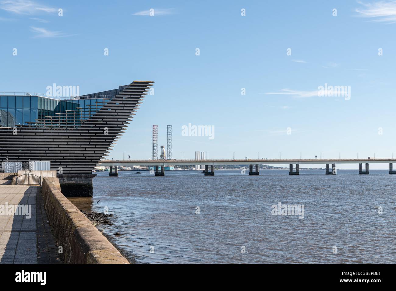 The architecture of the Victoria and Albert design Museum from the ...