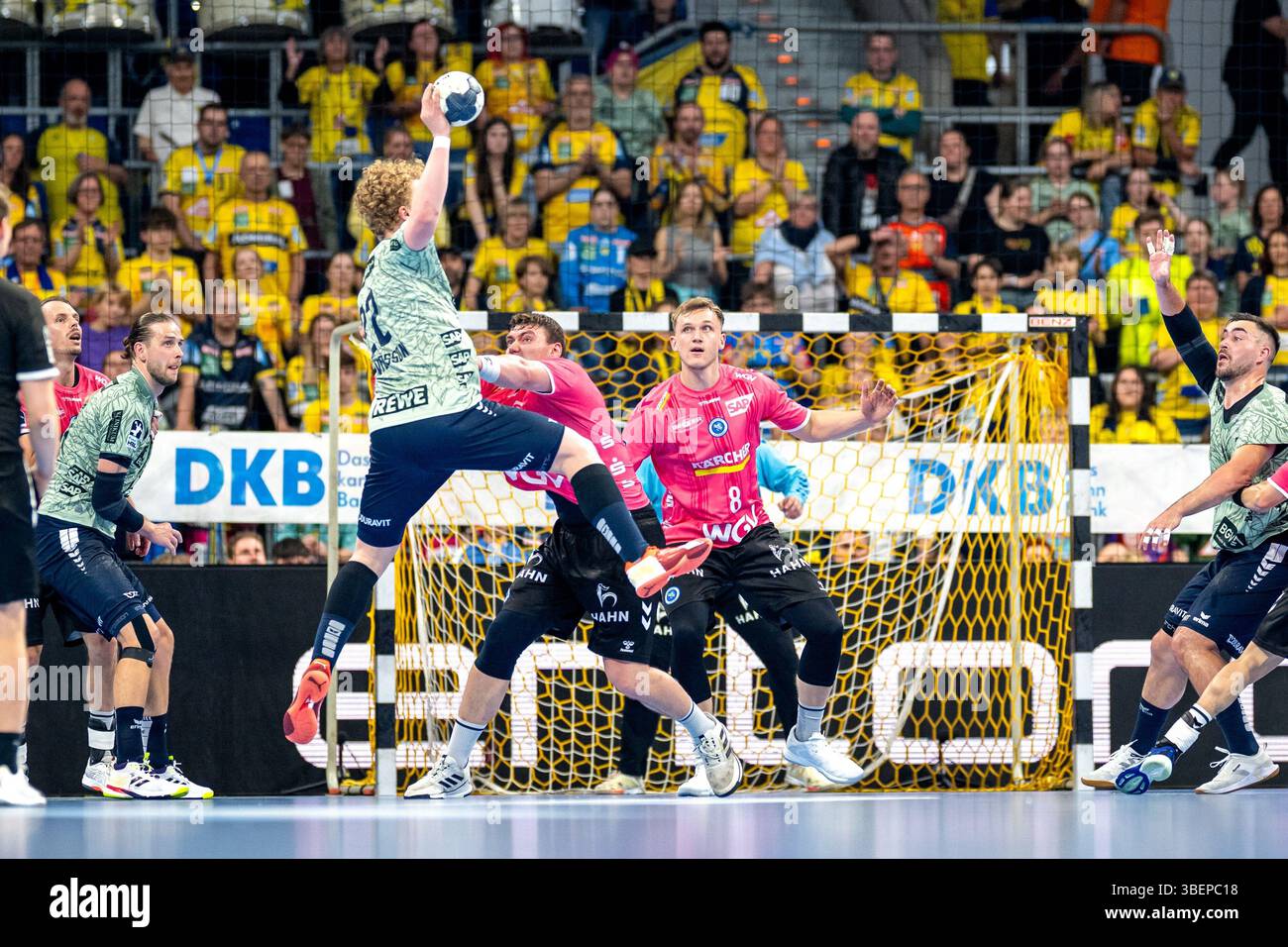 Nico Sch?ttle (8; TVB 1898 Stuttgart) von TVB 1898 Stuttgart wirft aufs ...