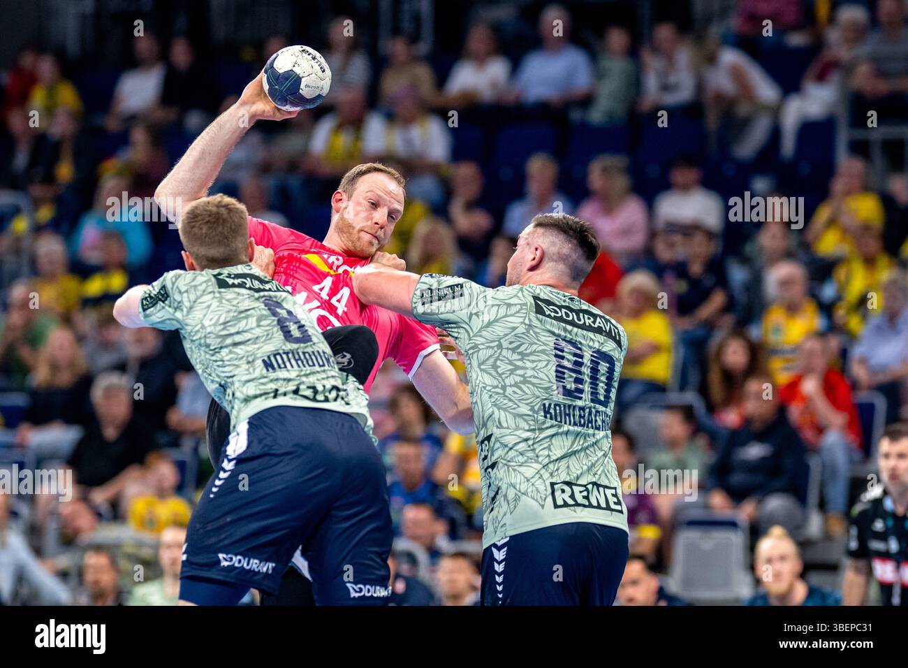 Lenny Rubin (44; TVB 1898 Stuttgart) von TVB 1898 Stuttgart wirft den Ball aufs Tor trotz ...