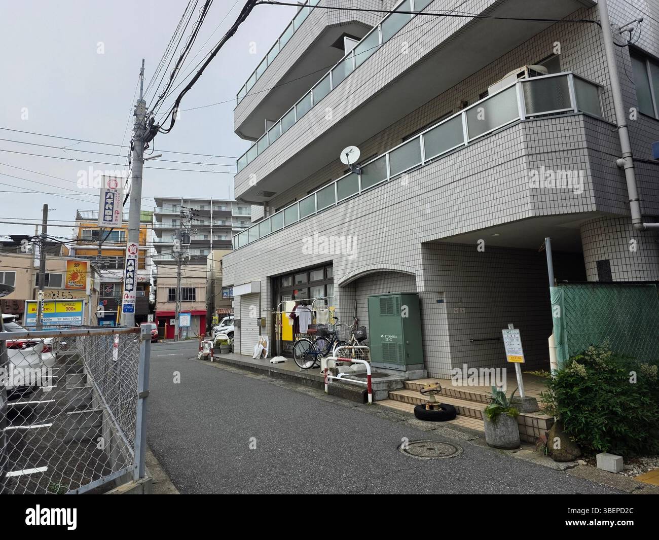 Steel benches building hi-res stock photography and images - Alamy