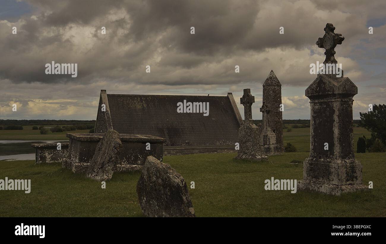 Ireland clonmacnoise cemetery hi-res stock photography and images - Alamy