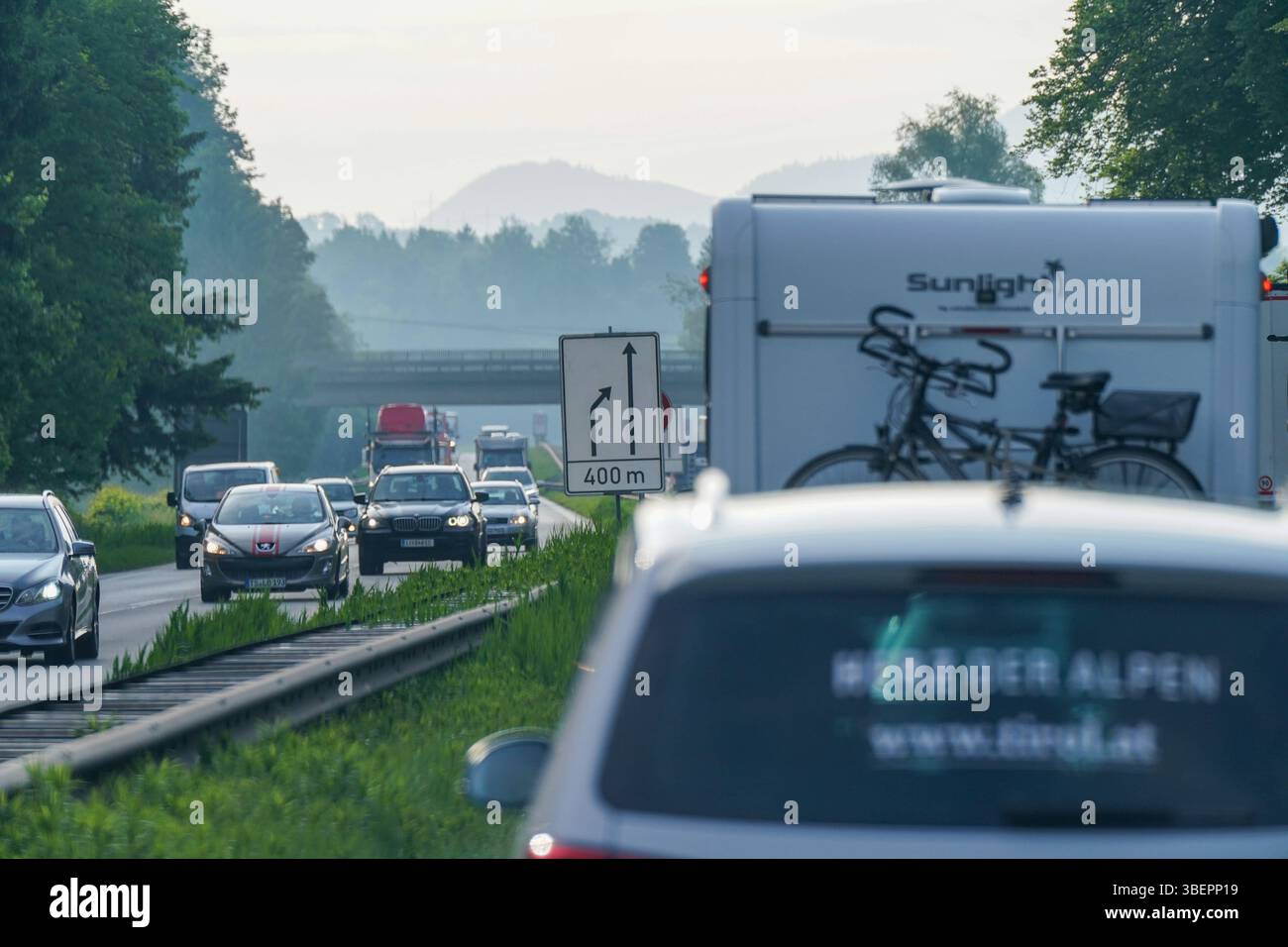 Symbolfoto: Dichtes Verkehrsaufkommen auf einer mehrspurigen Straße mit ...