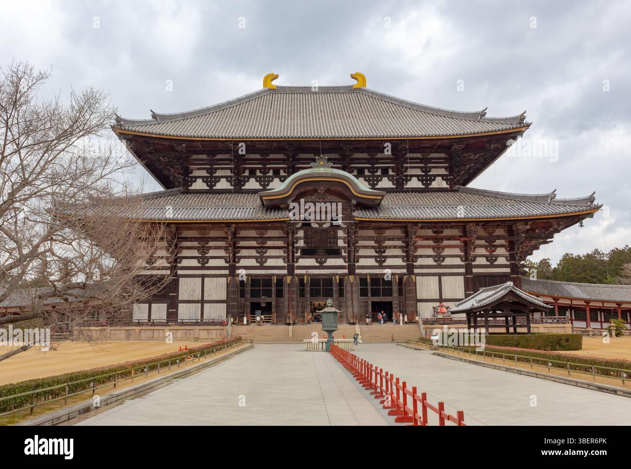 Brown wooden buddhist temple building architecture of the Todaiji ...