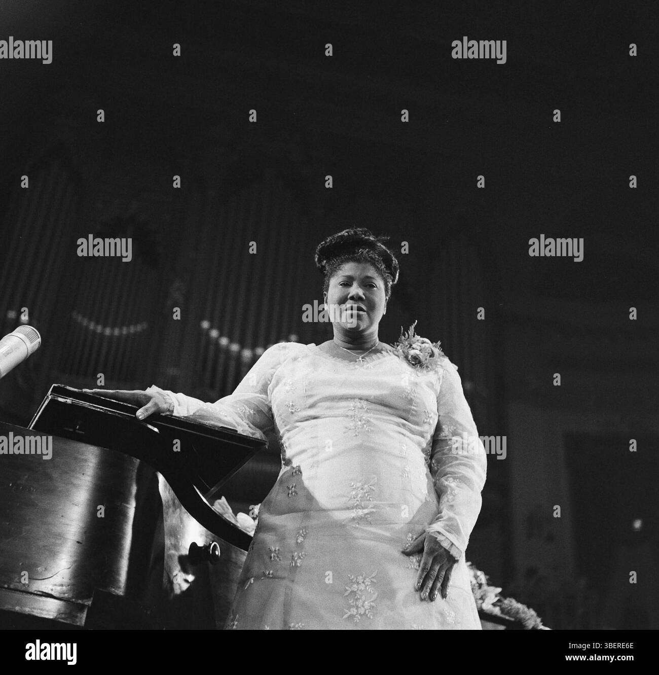 Female singer 1960s hi-res stock photography and images - Alamy