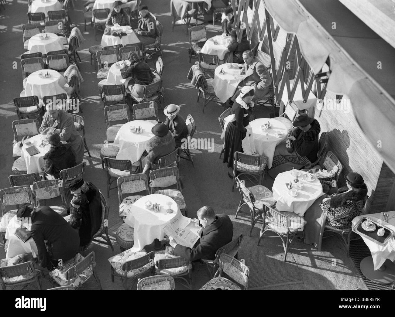 1930s Berlin: The terrace of Cafe Kranzler on the Kurfustendamm seen ...